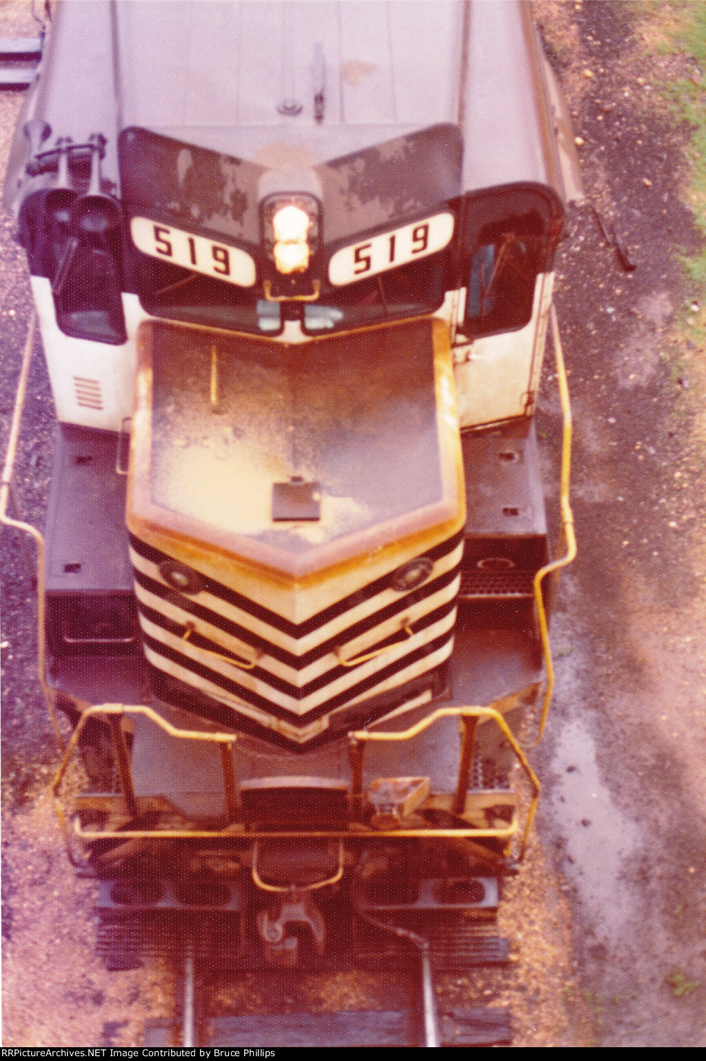 GM&O GP30 519 in the rain